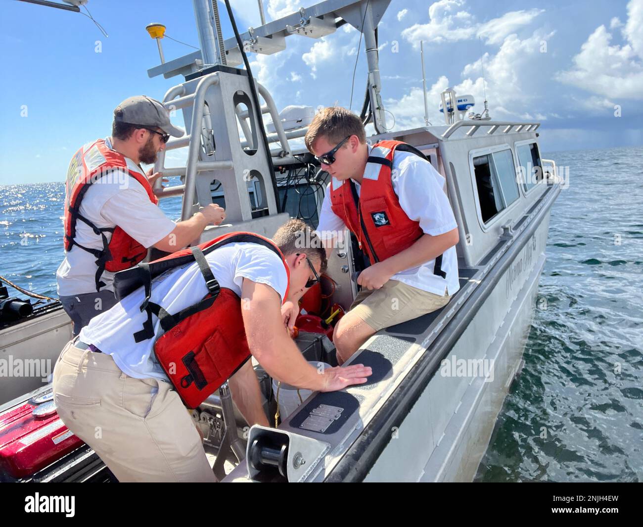STENNIS SPACE CENTER, Miss.— Fleet Survey Team (FST) Sailors and a ...