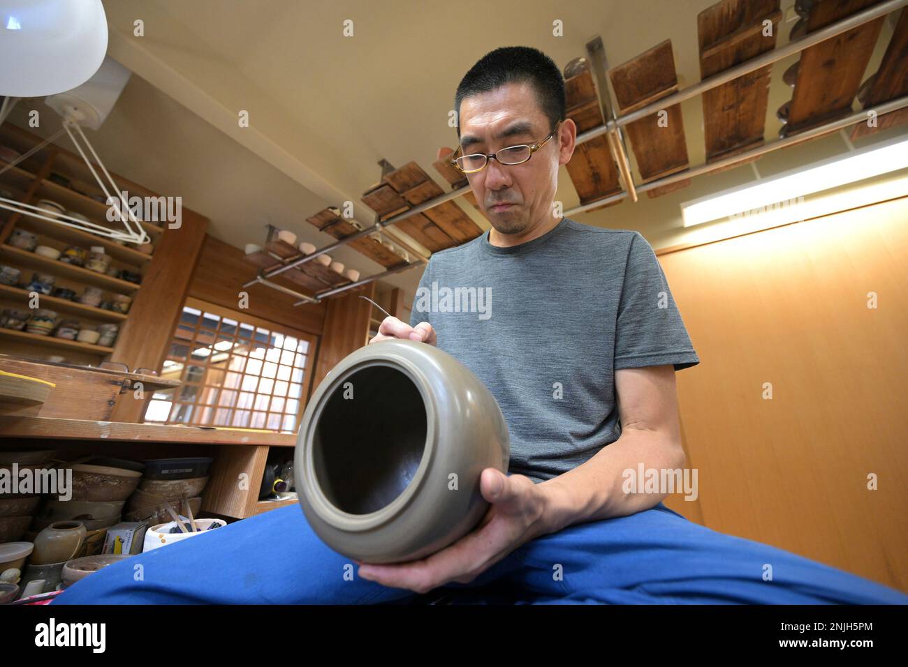 Doburo yakimonoshi (brazier maker and potter) Zengoro Eiraku makes a ...