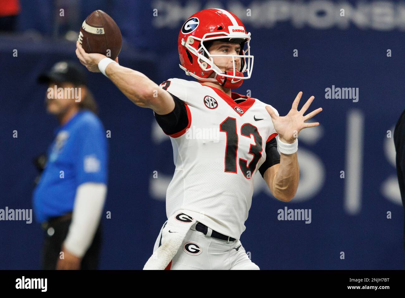 Georgia quarterback quarterback Stetson Bennett (13) throws the ball ...