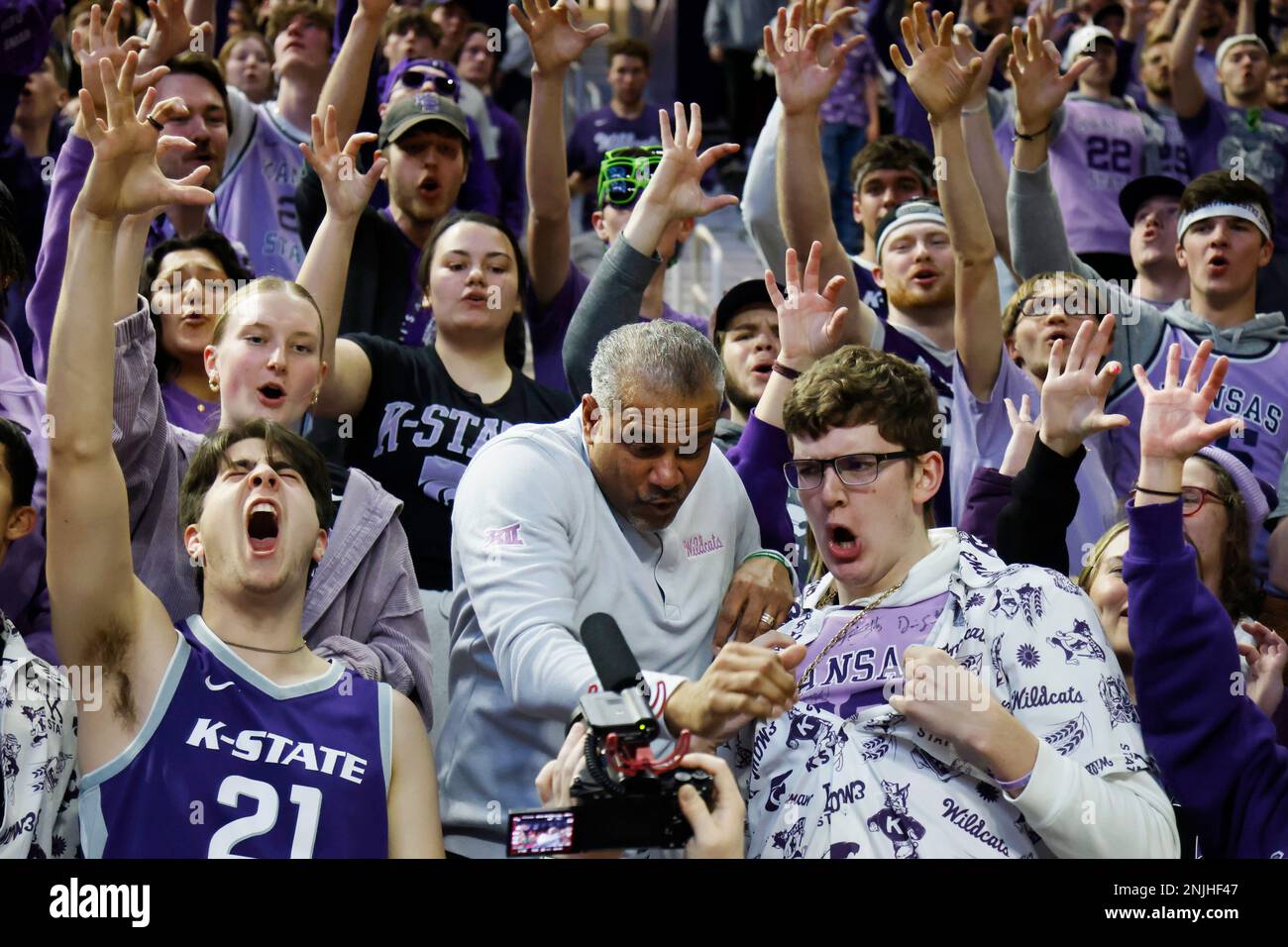 Kansas State head coach Jerome Tang, center, celebrates his team's 75 ...