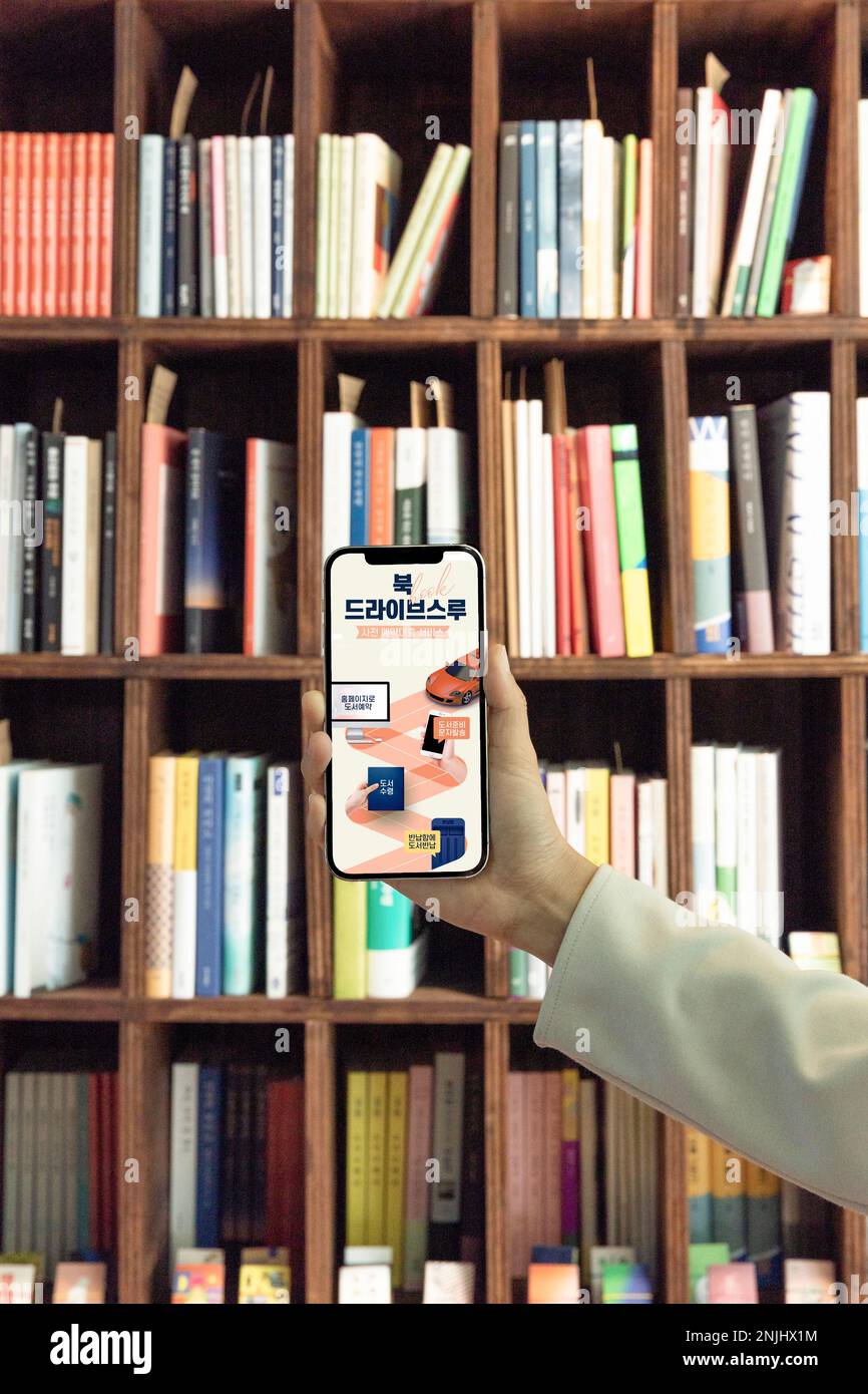 Hands at bookshelf hi-res stock photography and images - Alamy