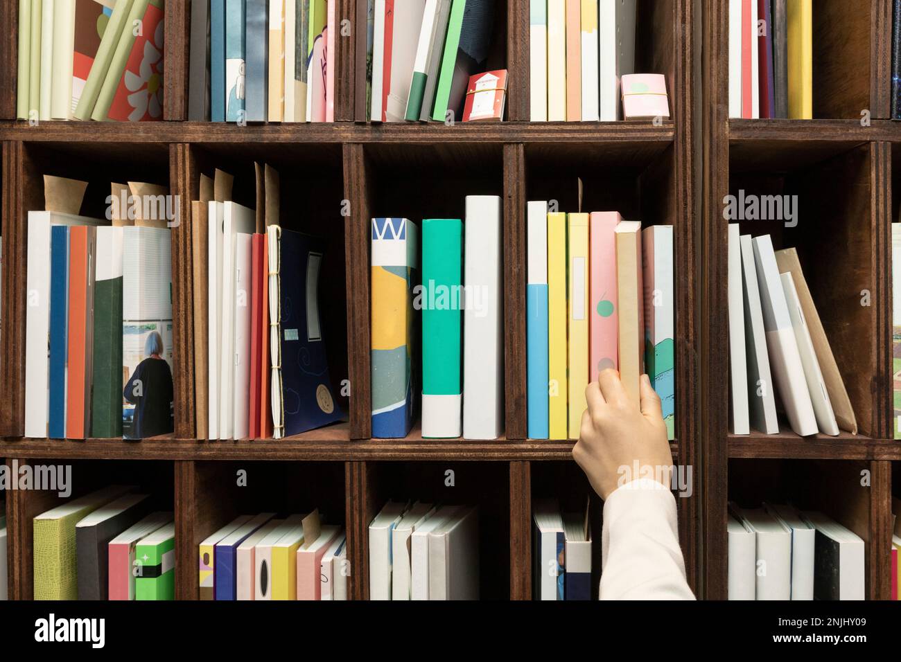 Selecting images hi-res stock photography and images - Alamy