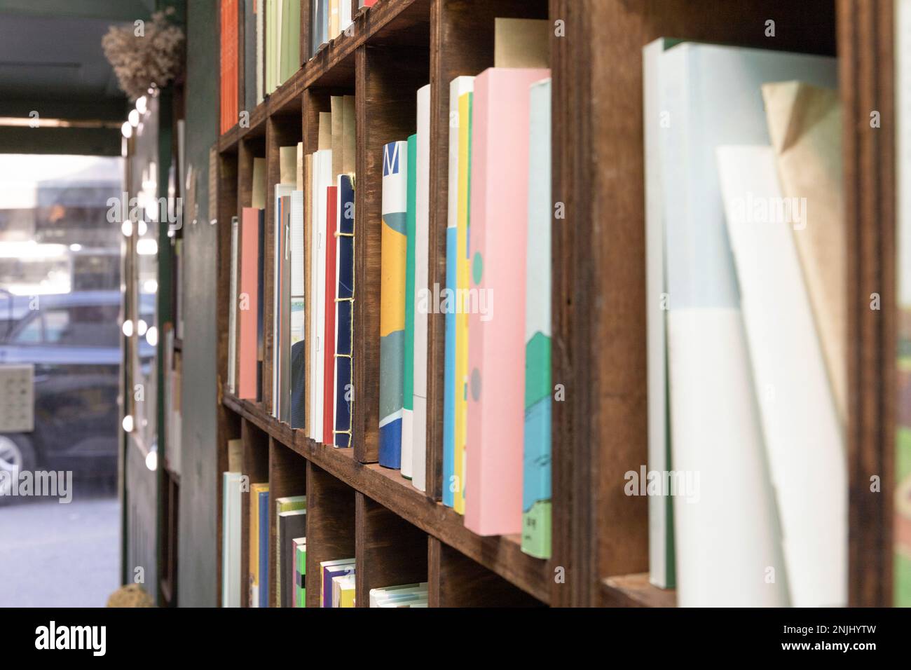 Bookshelf filled books hi-res stock photography and images - Alamy