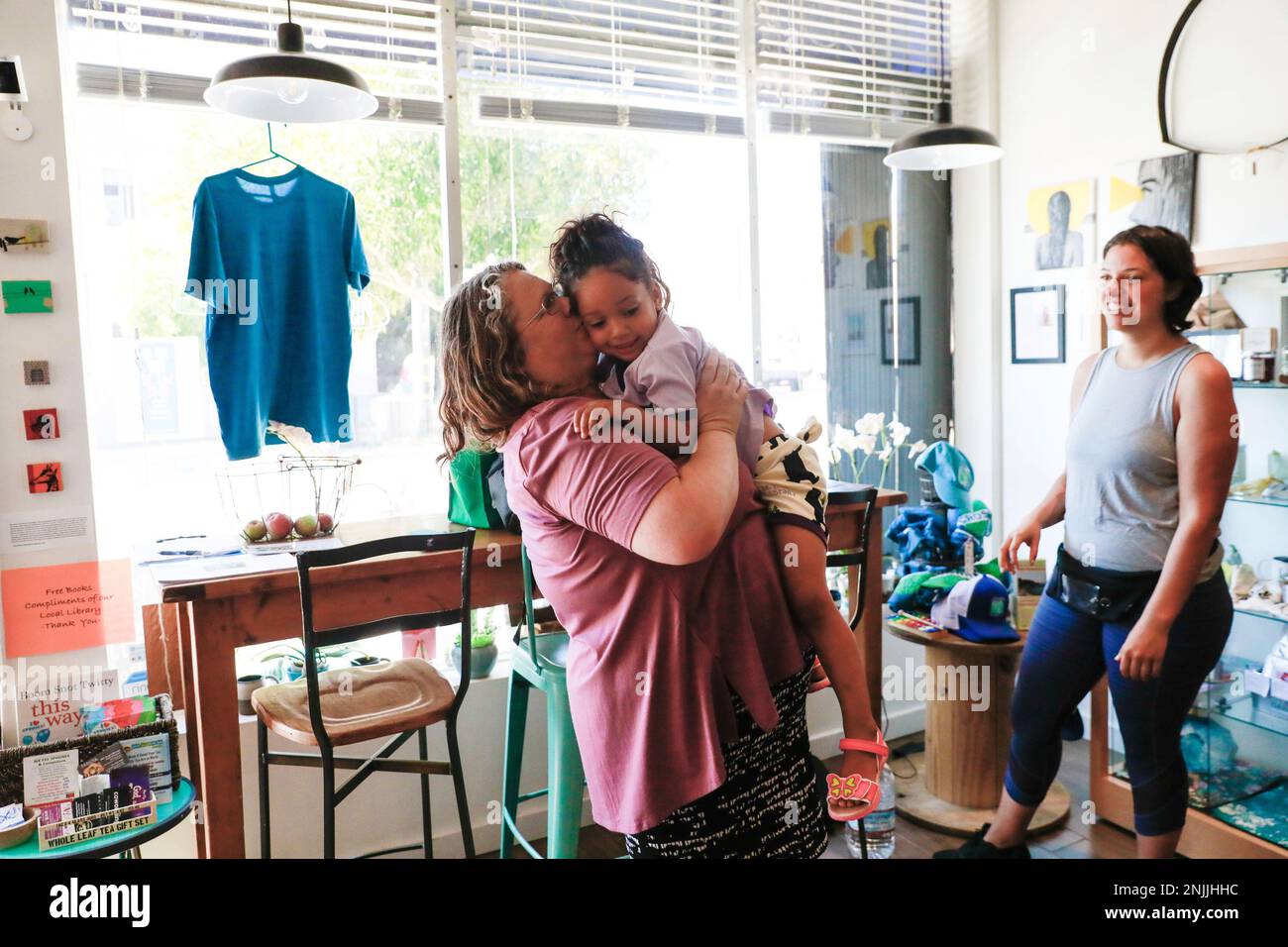 Jennifer Hamlin (left) embraces her friend Jessica Russell- Thomas ...