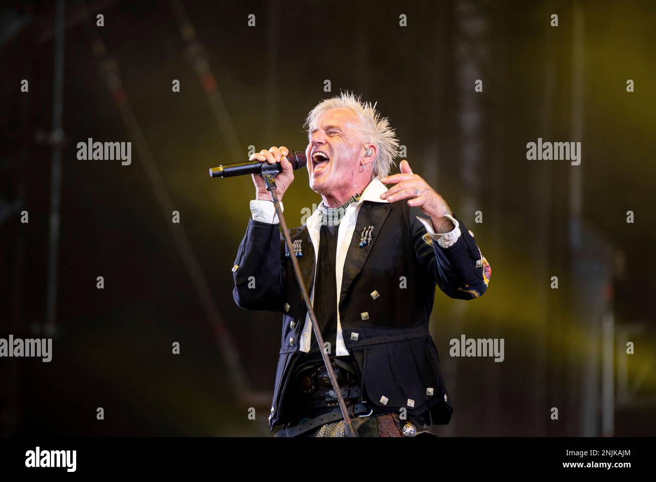 The singer with the stage name "Das Letzte Einhorn" (Michael Robert ...