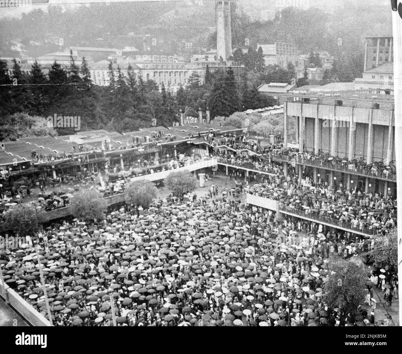 More than 3,000 anti war protestors gather at Sprout Plaza on the ...