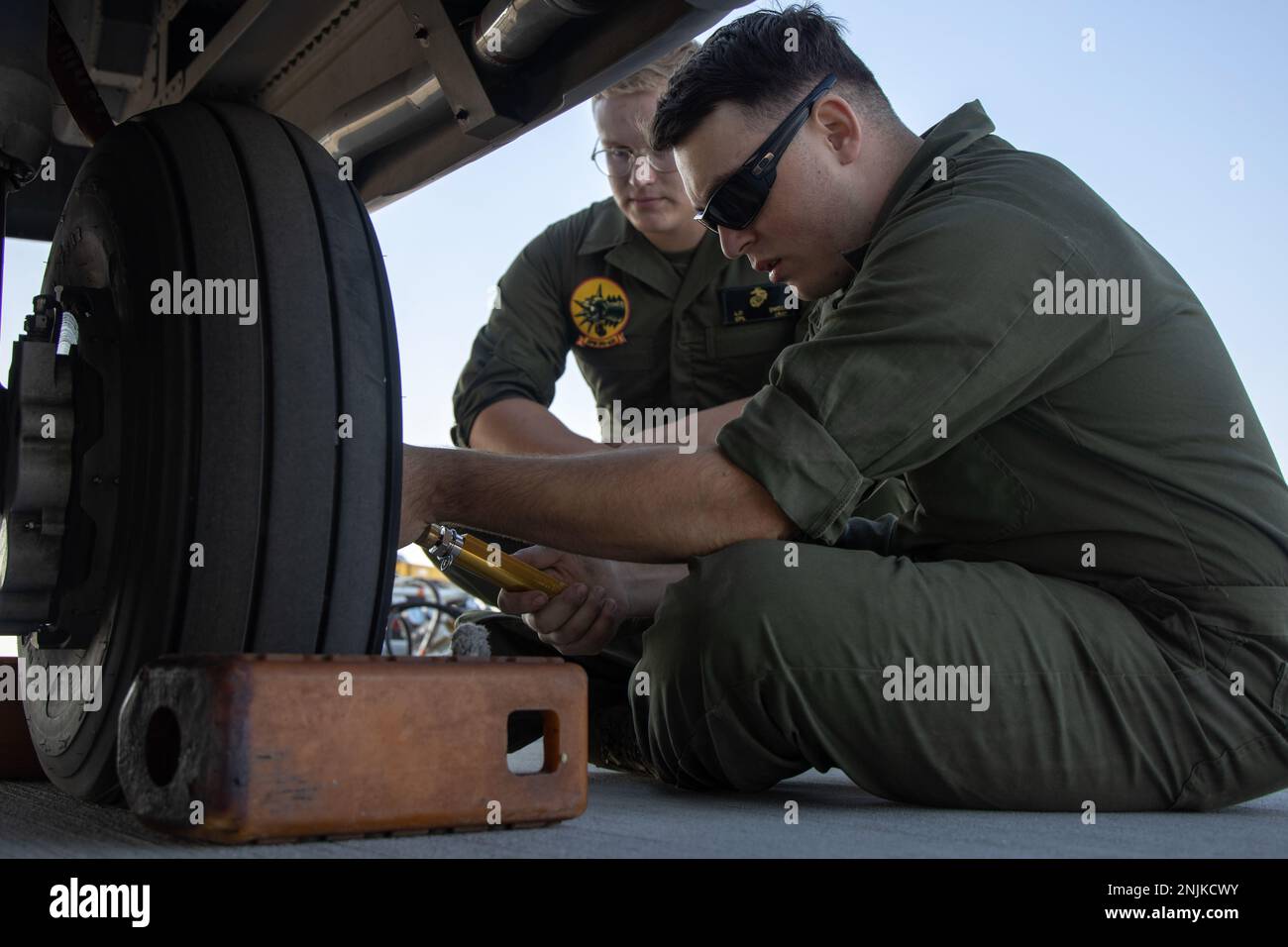 Helicopter airframe mechanics hi-res stock photography and images - Alamy