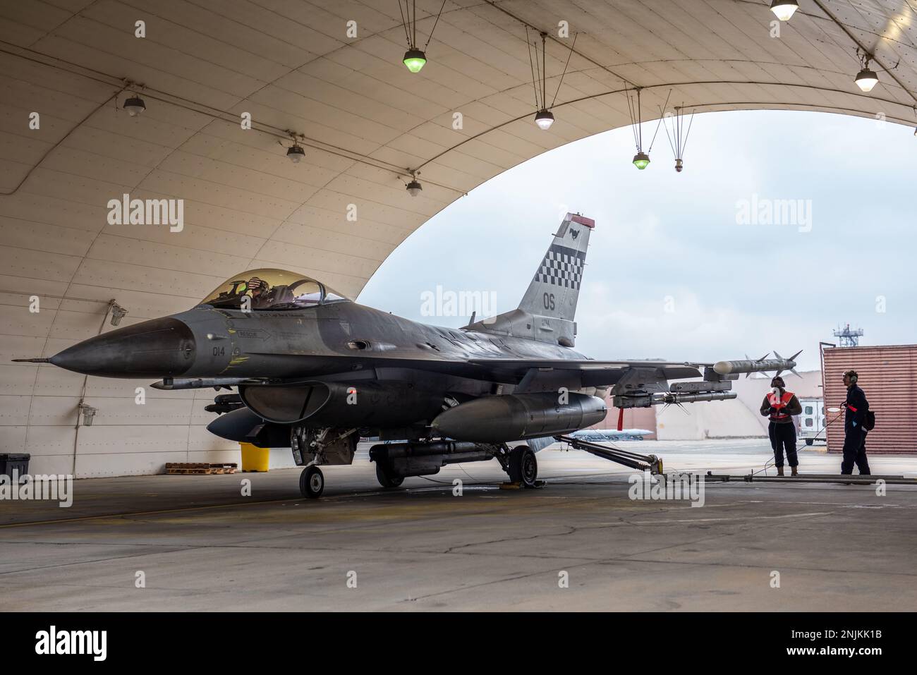 A U.S. Air Force F-16 Fighting Falcon, 36th Fighter Squadron, receives ...