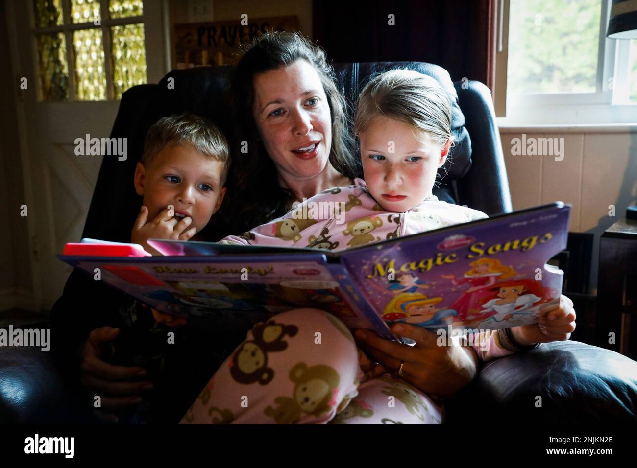 Jessica Varney reads to her children Nolan Varney, 4, and Maleah Varney ...