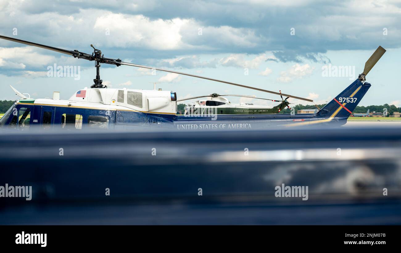 A VH-3D Sea King helicopter assigned to Marine Helicopter Squadron (HMX ...