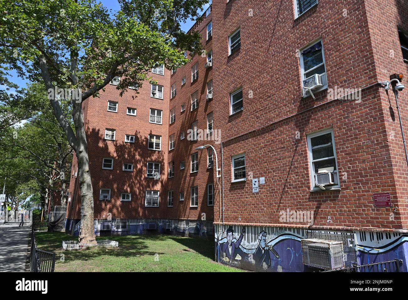 Photo by: NDZ/STAR MAX/IPx 2022 8/2/22 The NYCHA Woodside Houses in the ...