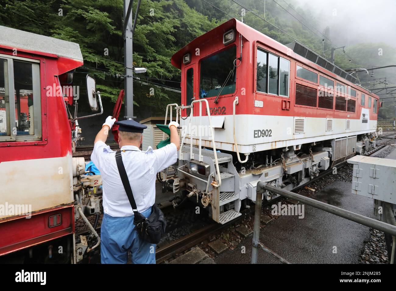 The Ōigawa Railway Ikawa Line is at Ichishito Station in Kawane-honcho ...