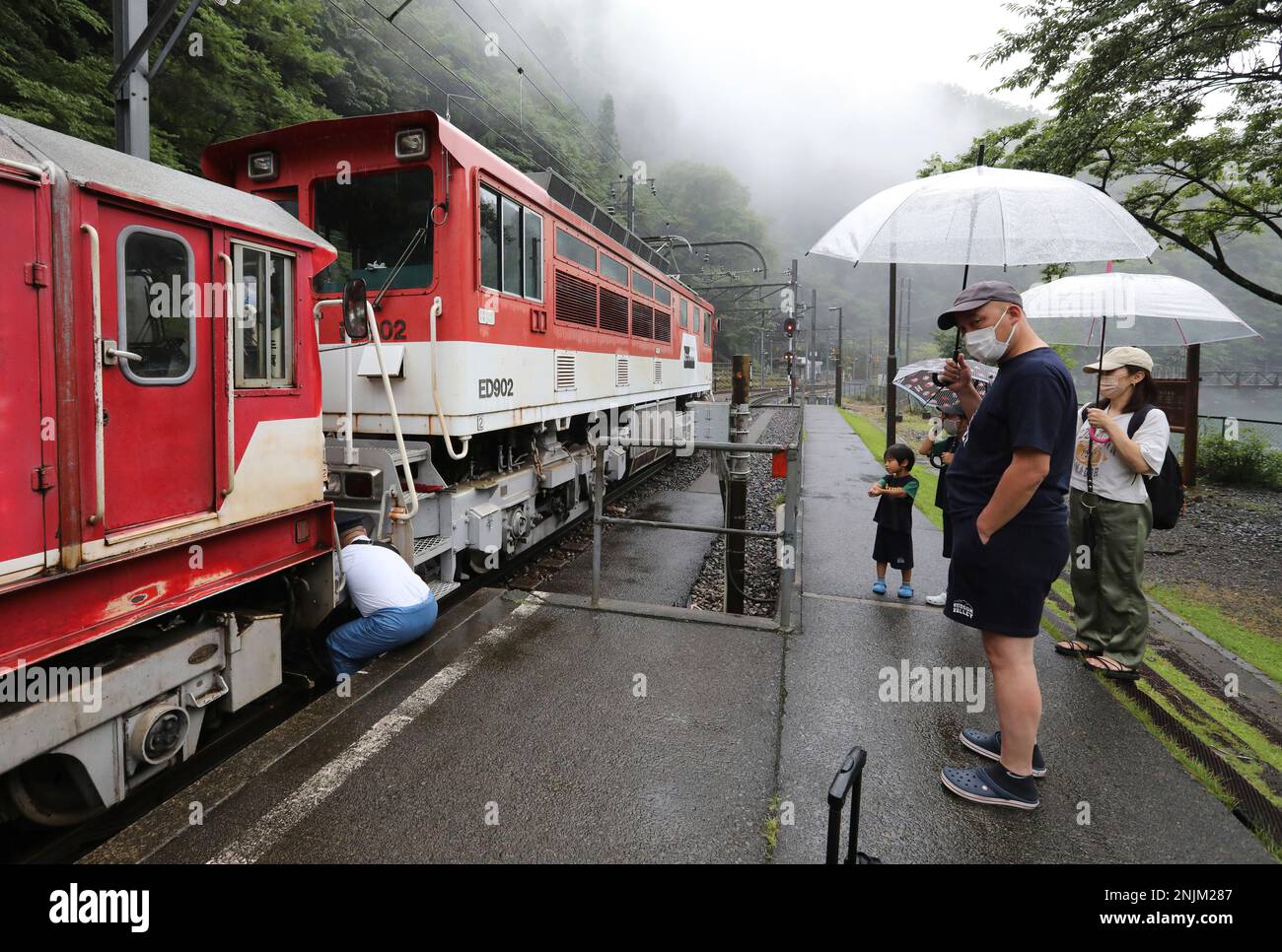 The Ōigawa Railway Ikawa Line is at Ichishito Station in Kawane-honcho ...