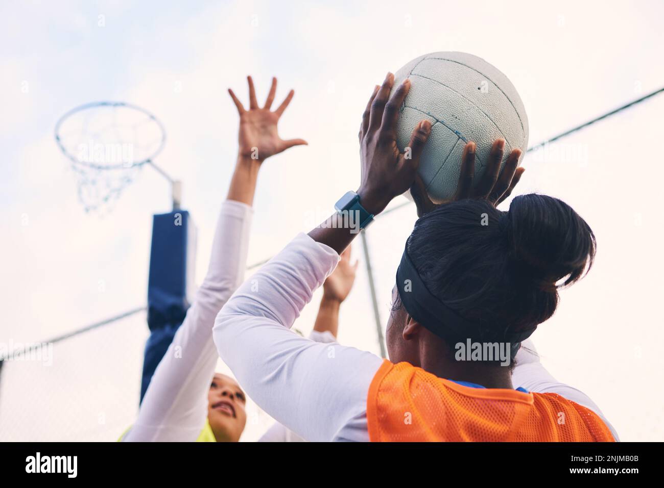 Netball goal shooter hi-res stock photography and images - Alamy