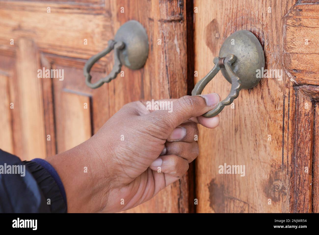 young man hand knocking door Stock Photo - Alamy