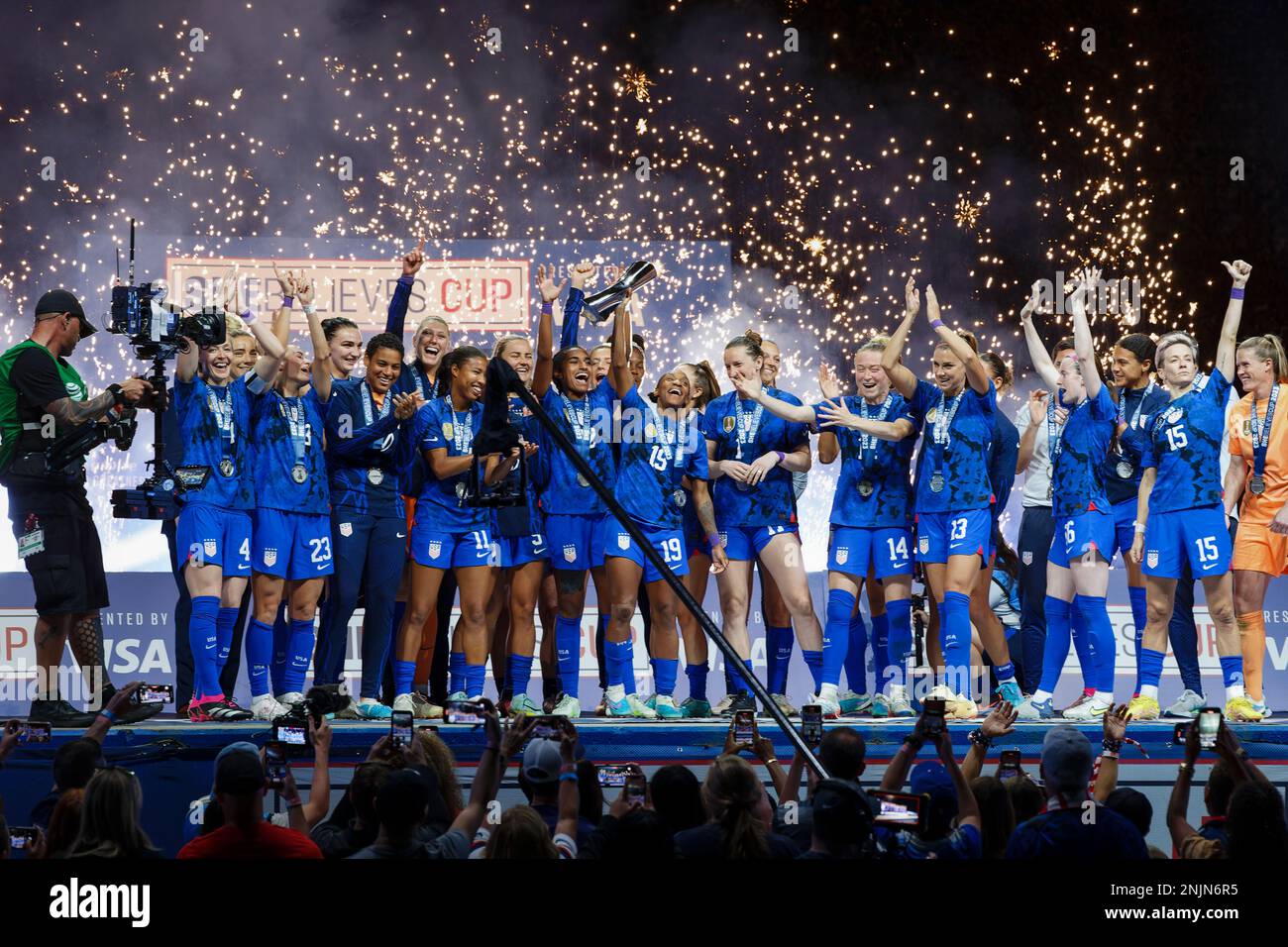 USA 's Crystal Dunn (19) holds up the trophy as Team USA celebrates ...