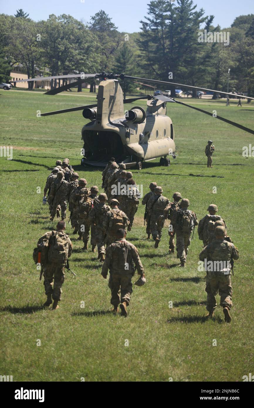 U.S. Army Soldiers assigned to the 1-111th General Support Aviation ...