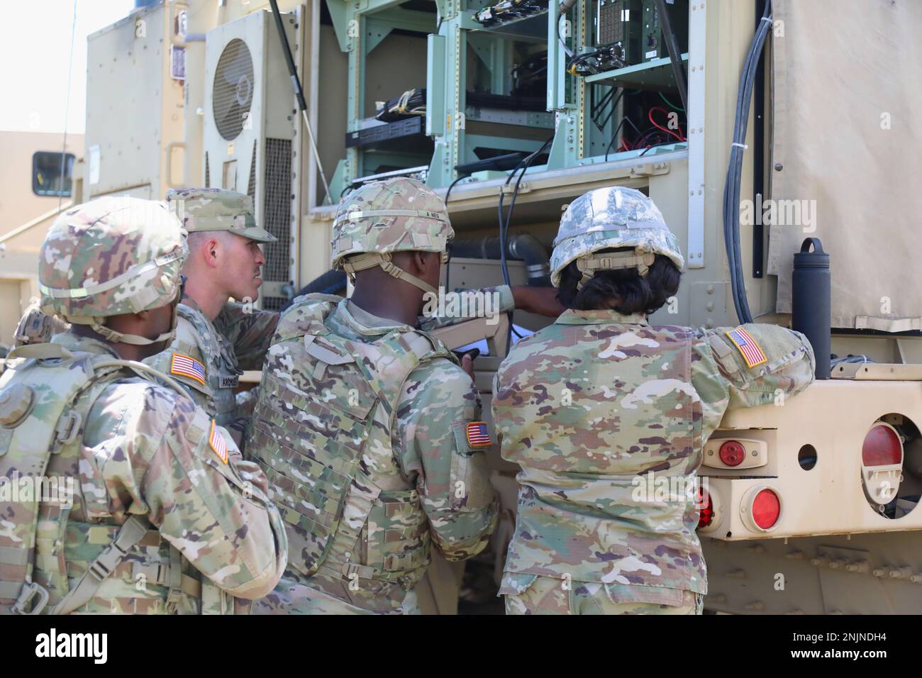 Signal Soldiers with Headquarters and Headquarters Company, 2nd ...