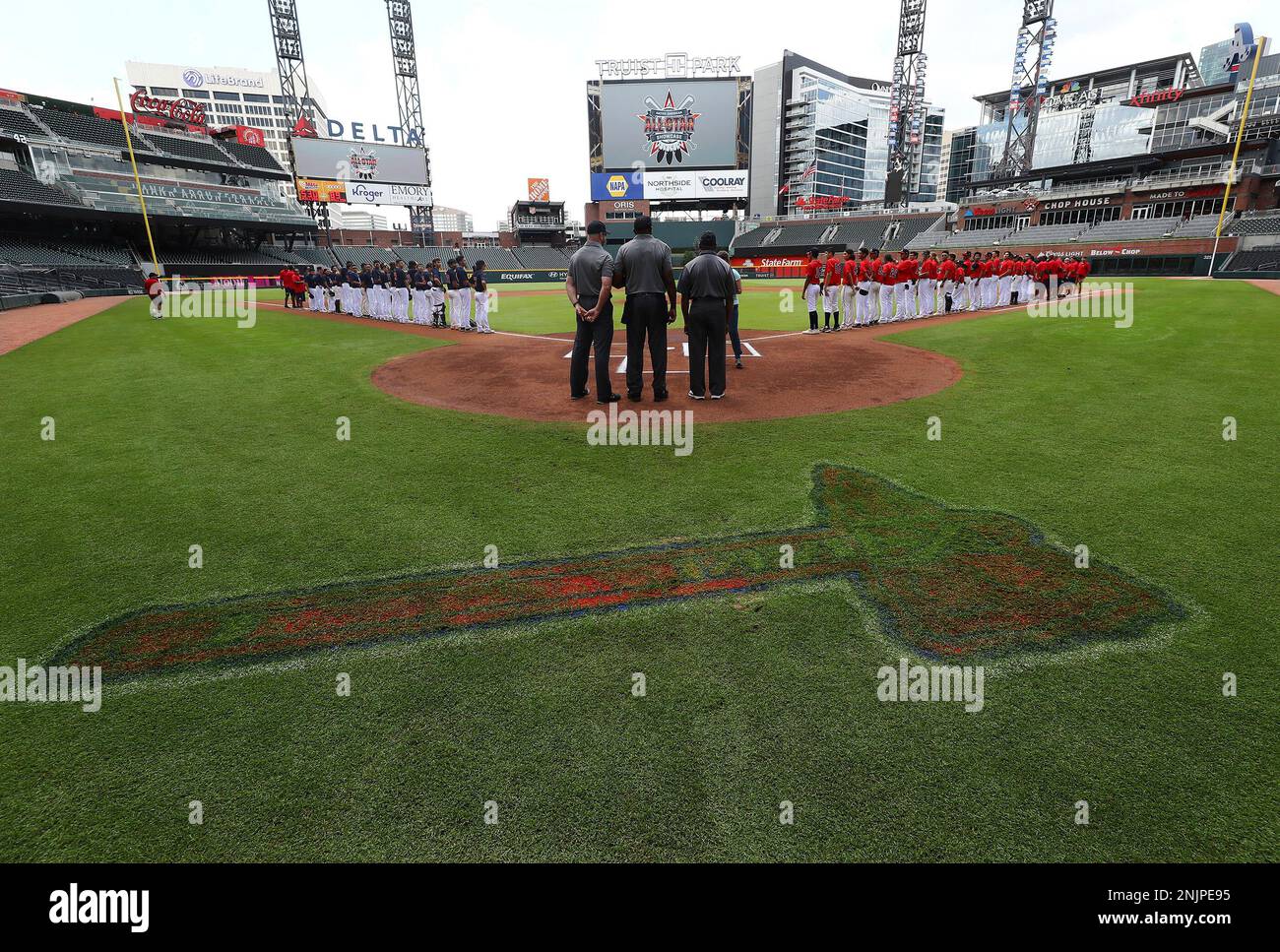 Players are introduced at the first ever Native American All-Star ...