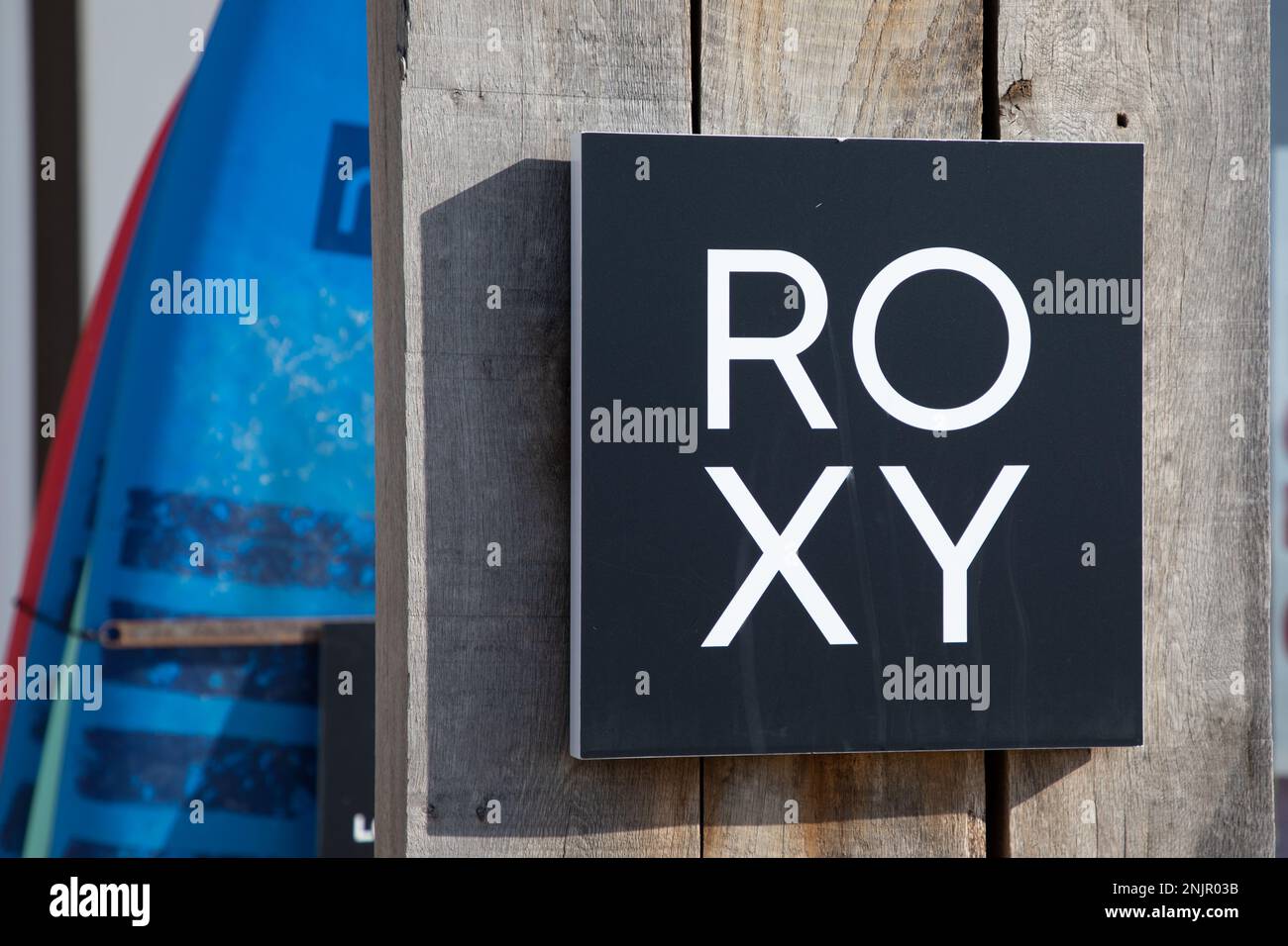 Girls entrance sign hi-res stock photography and images - Alamy