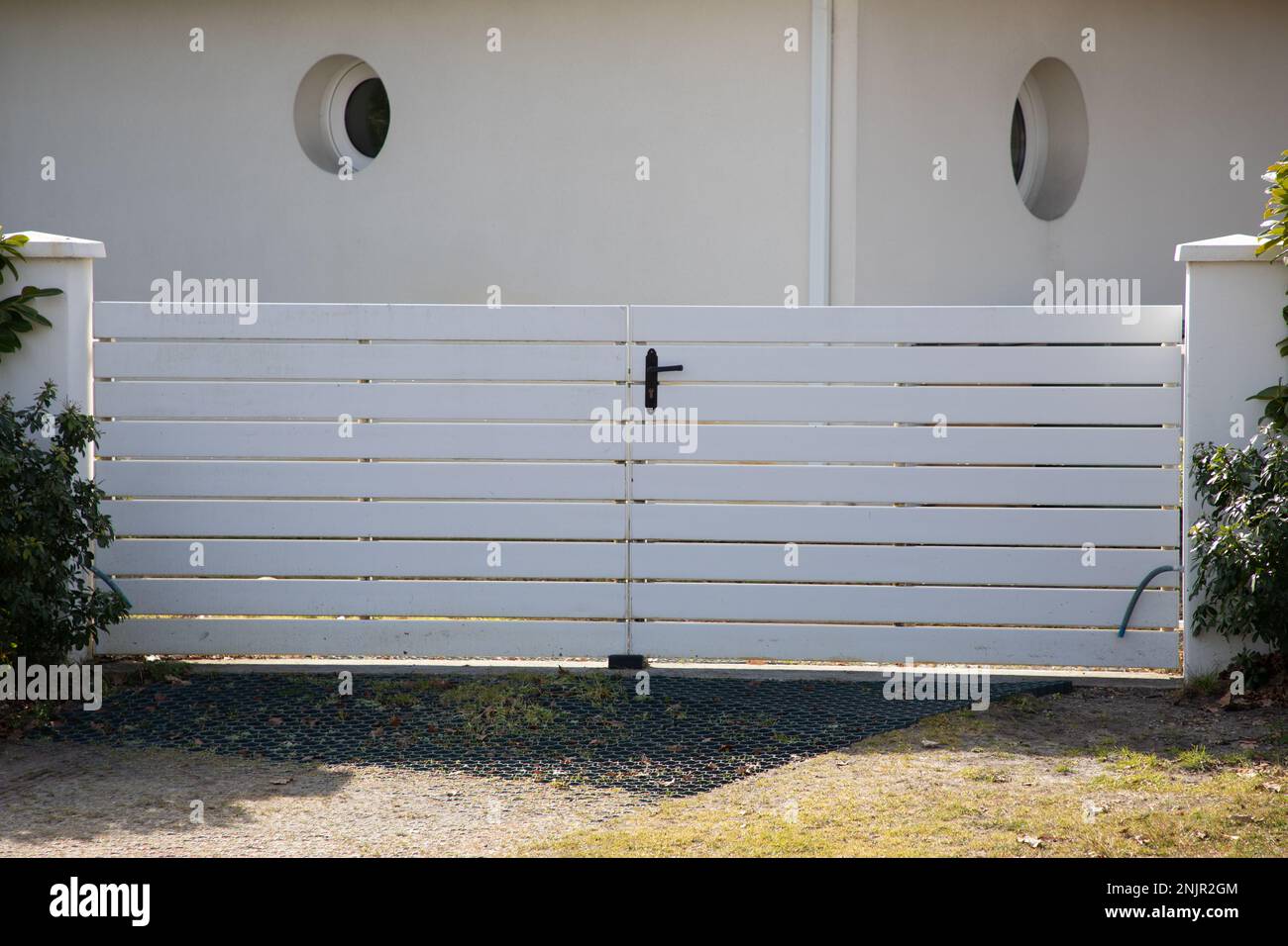 high classic planks white pvc plastic home gate portal of suburbs house ...