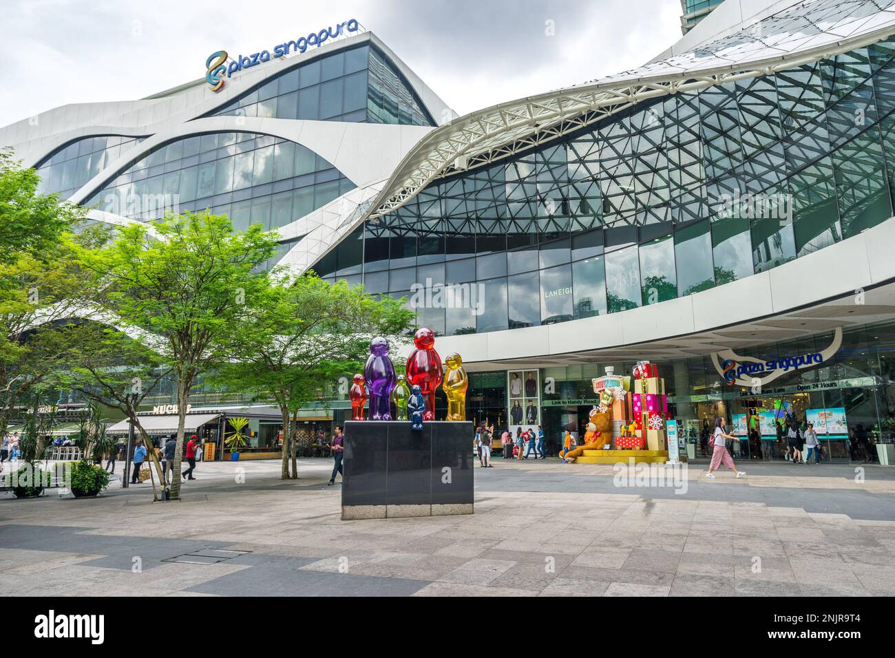 Singapore, Singapore - Plaza Singapura shopping mall building Stock ...