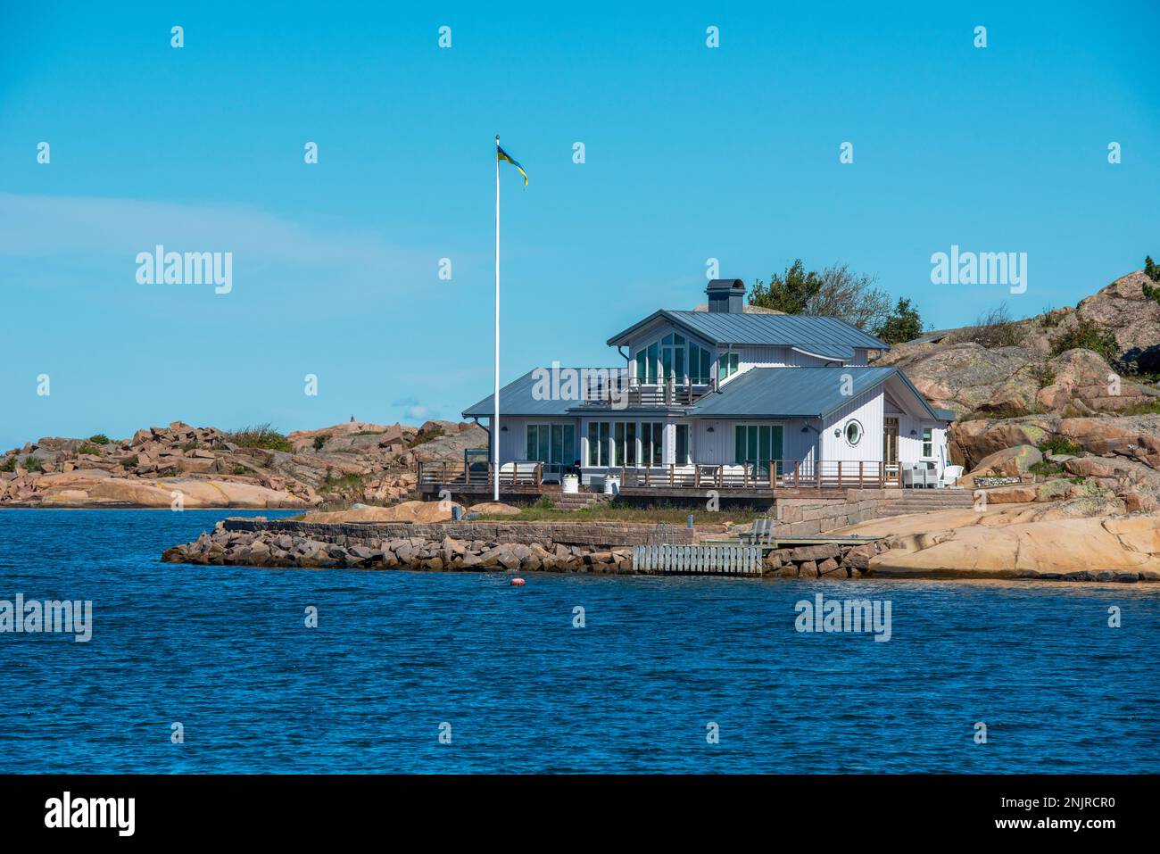 Modern house cliff sea hi-res stock photography and images - Alamy