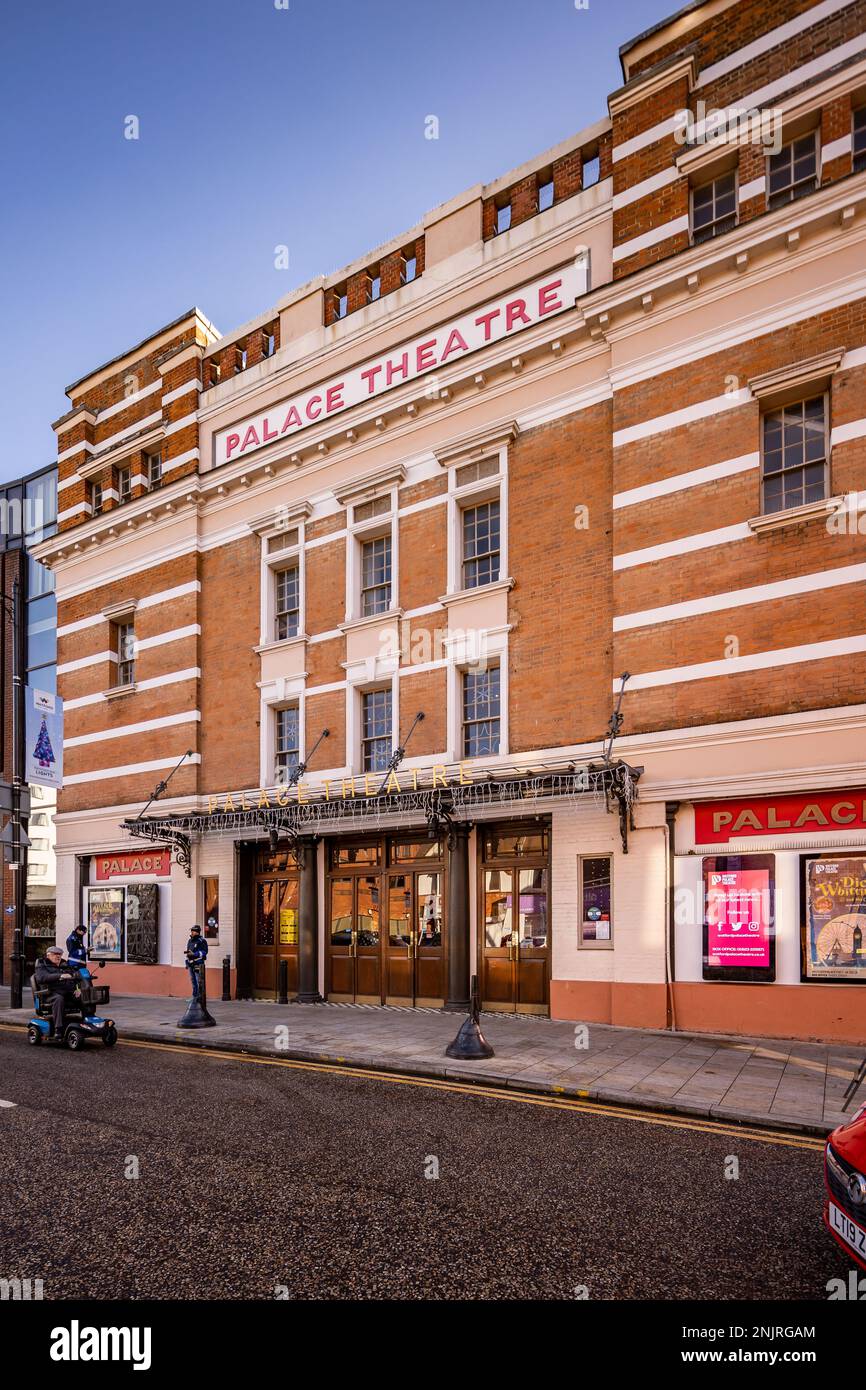 Watford high street station hi-res stock photography and images - Alamy