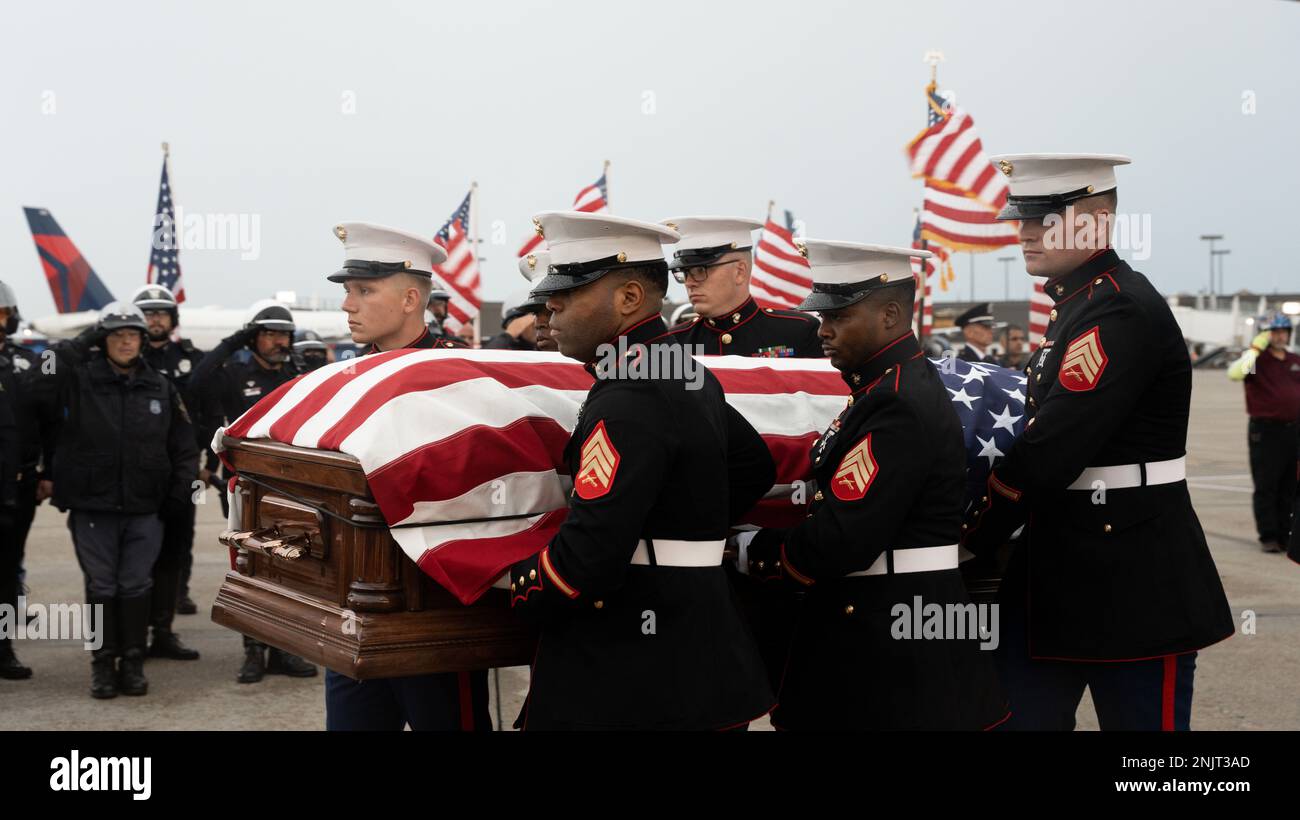 U.S. Marines from 4th Assault Amphibian Battalion, 4th Marine Division ...