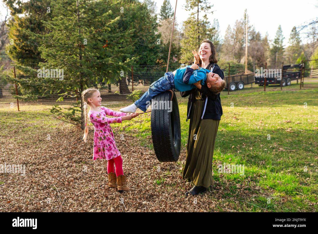 Maleah Varney, 5, her brother Nolan Varney, 4, and mother Jessica ...