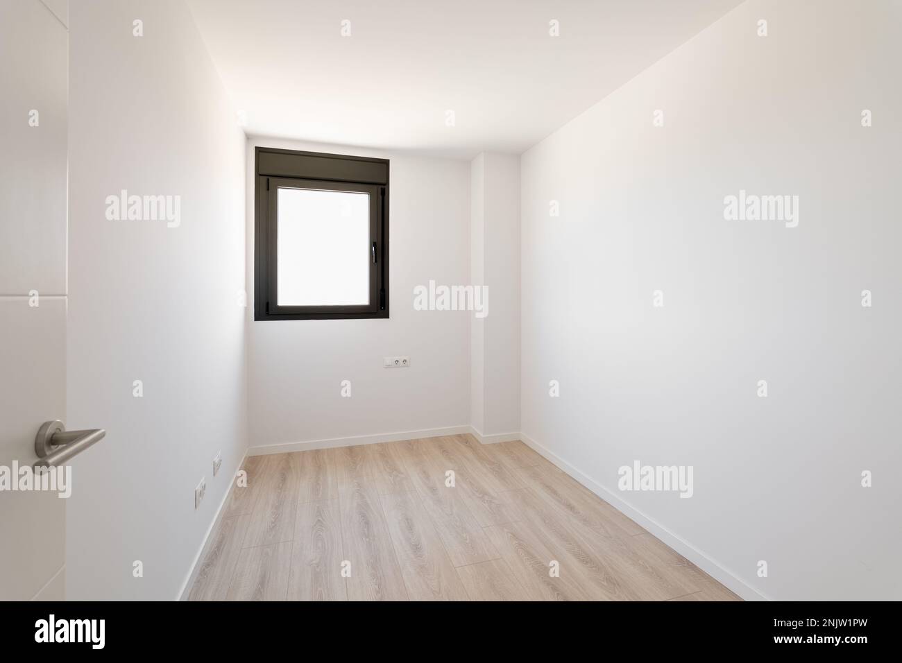 Small empty room without furniture. The floor is new light wood ...
