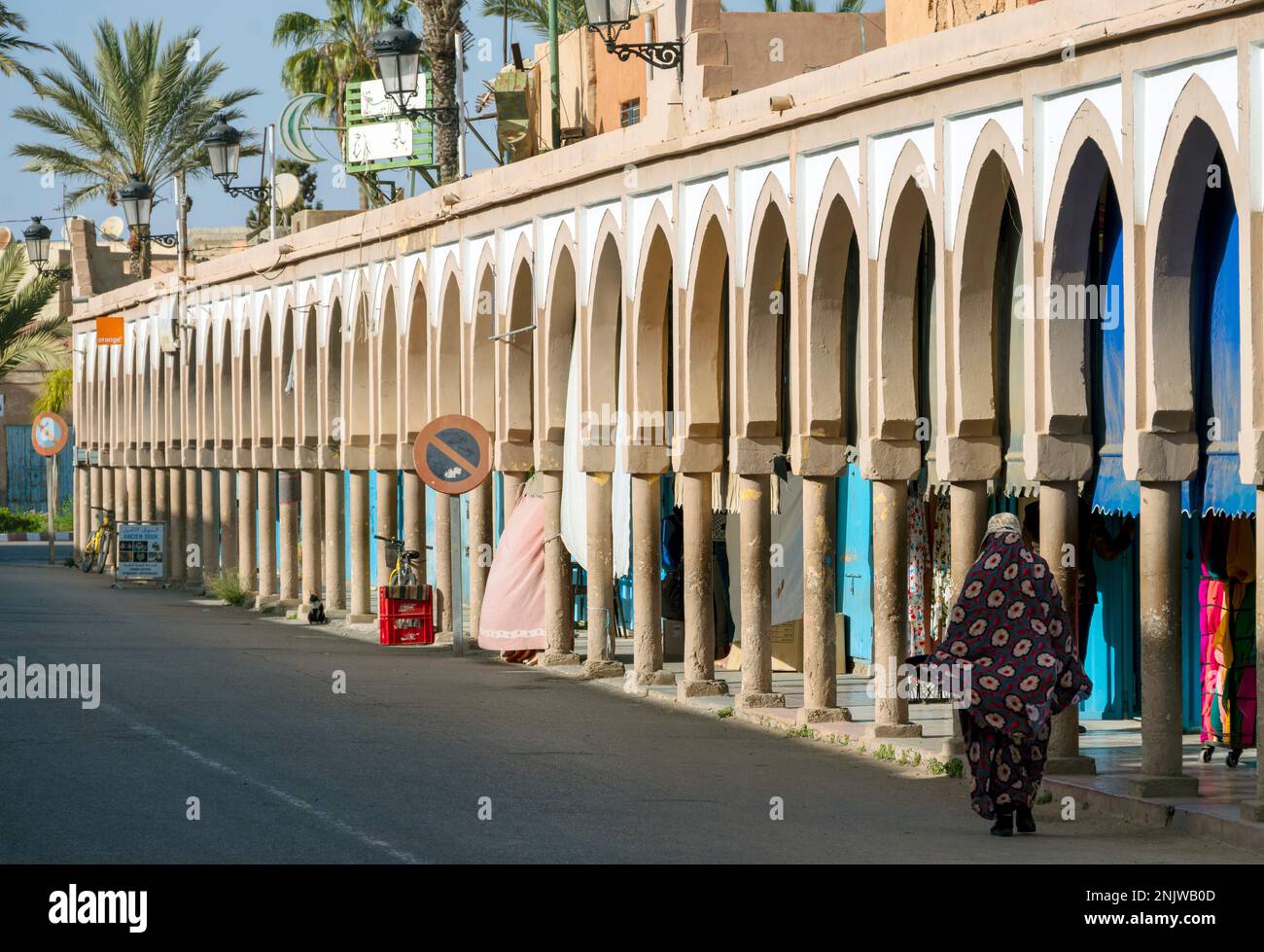 Afrika, Marokko, Tiznit, Arkaden - Geschäfte am Place el Méchouar Stock ...