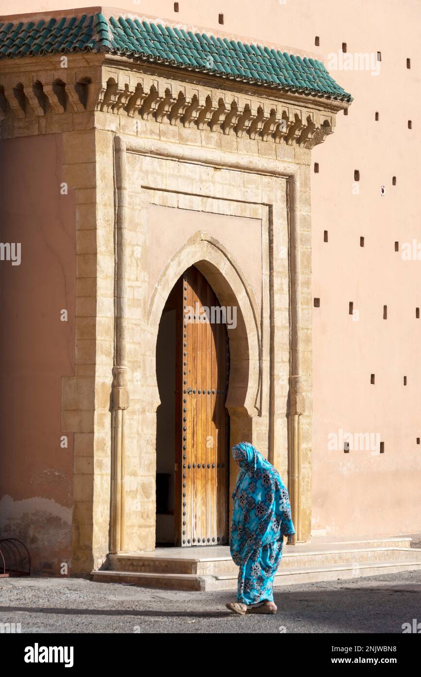 Afrika, Marokko, Tiznit, Frau am Eingang der Grossen Moschee (Alkabir ...