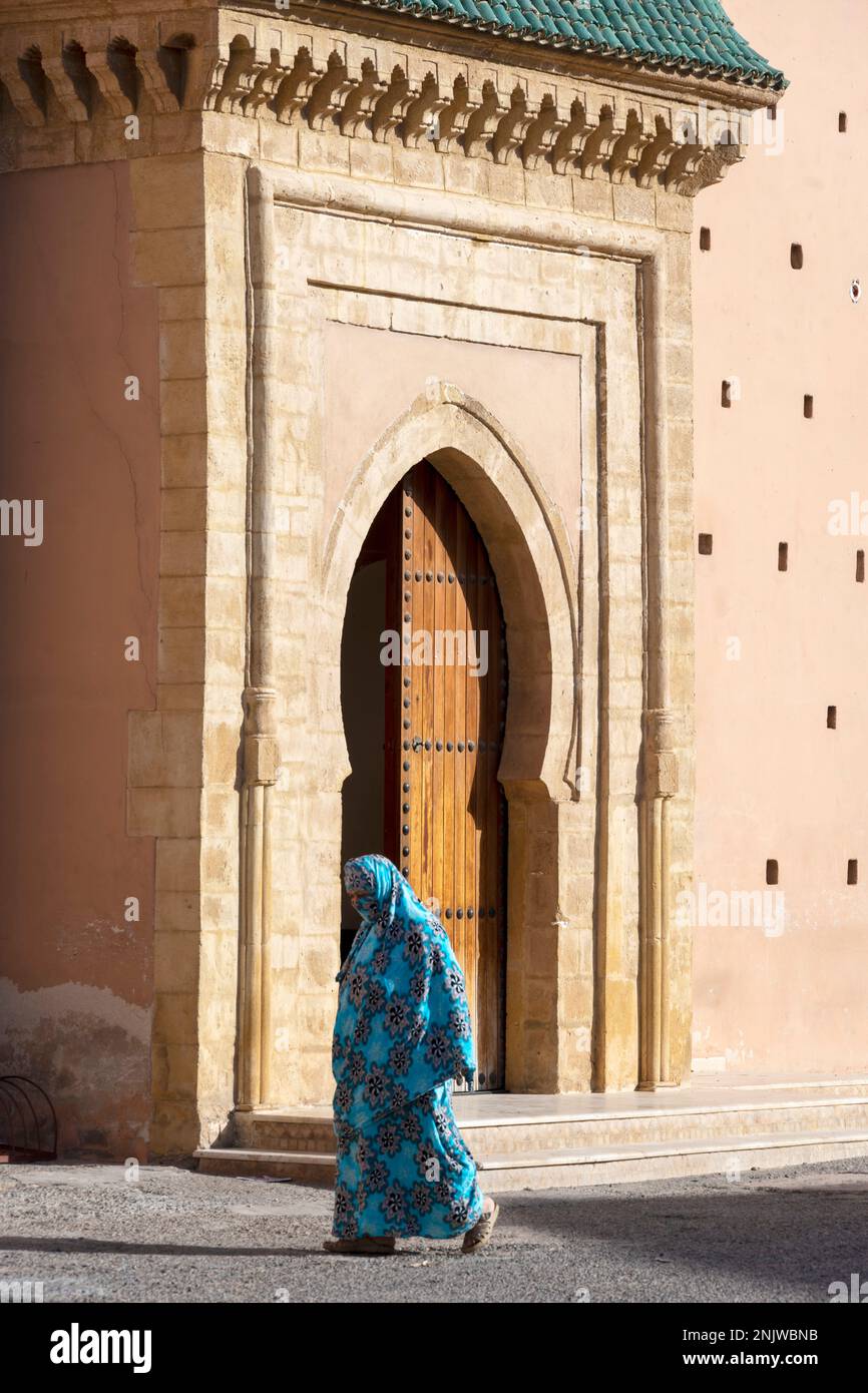 Afrika, Marokko, Tiznit, Frau am Eingang der Grossen Moschee (Alkabir ...