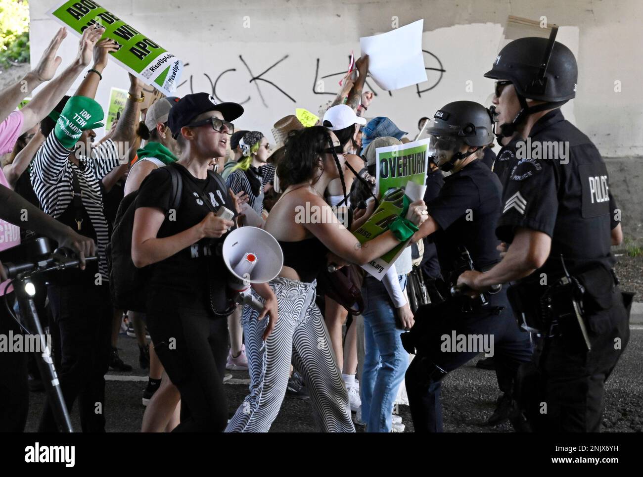 EDS NOTE: OBSCENITY - Los Angeles Police Department officers clash with ...