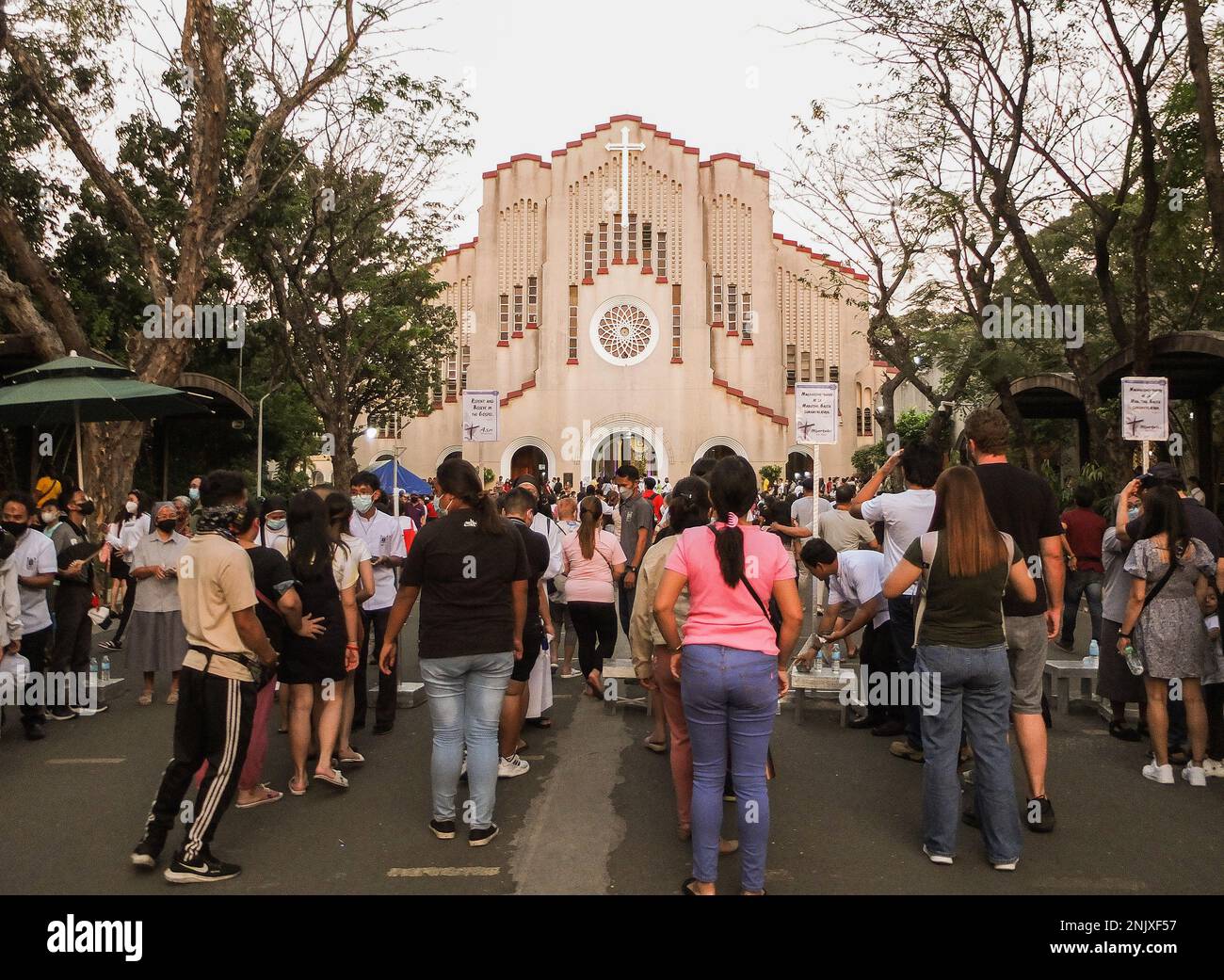 Catholic devotees queue up to receive ash markings on their forehead ...