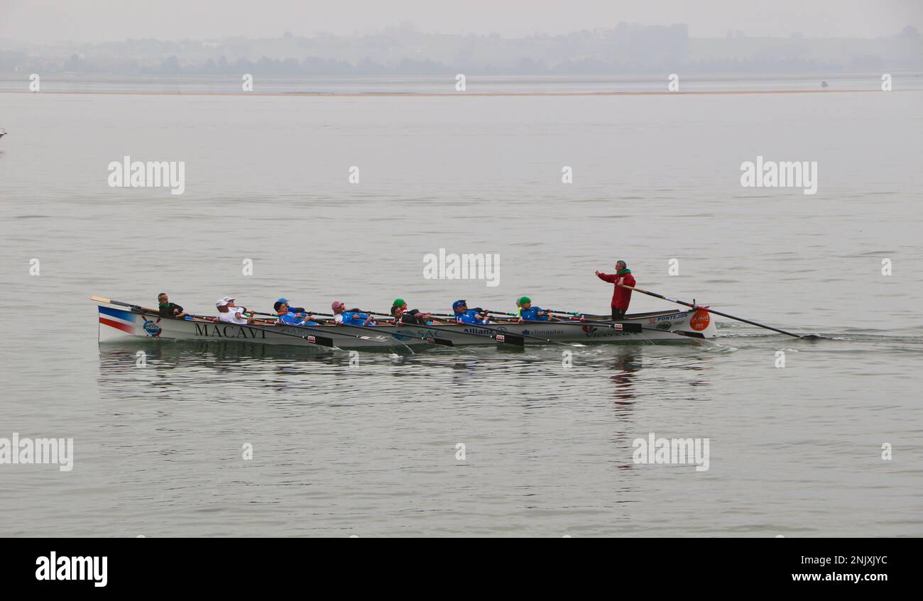 Trainera traditional rowing boat hi-res stock photography and images ...