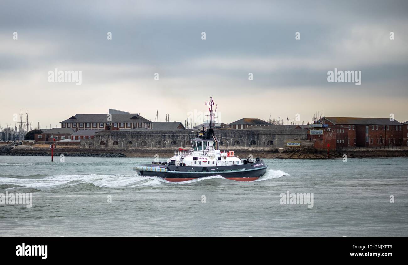 Tug boat anchor chain hi-res stock photography and images - Alamy