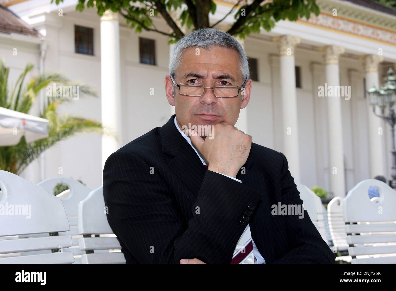 Sitting bench outdoor hi-res stock photography and images - Alamy