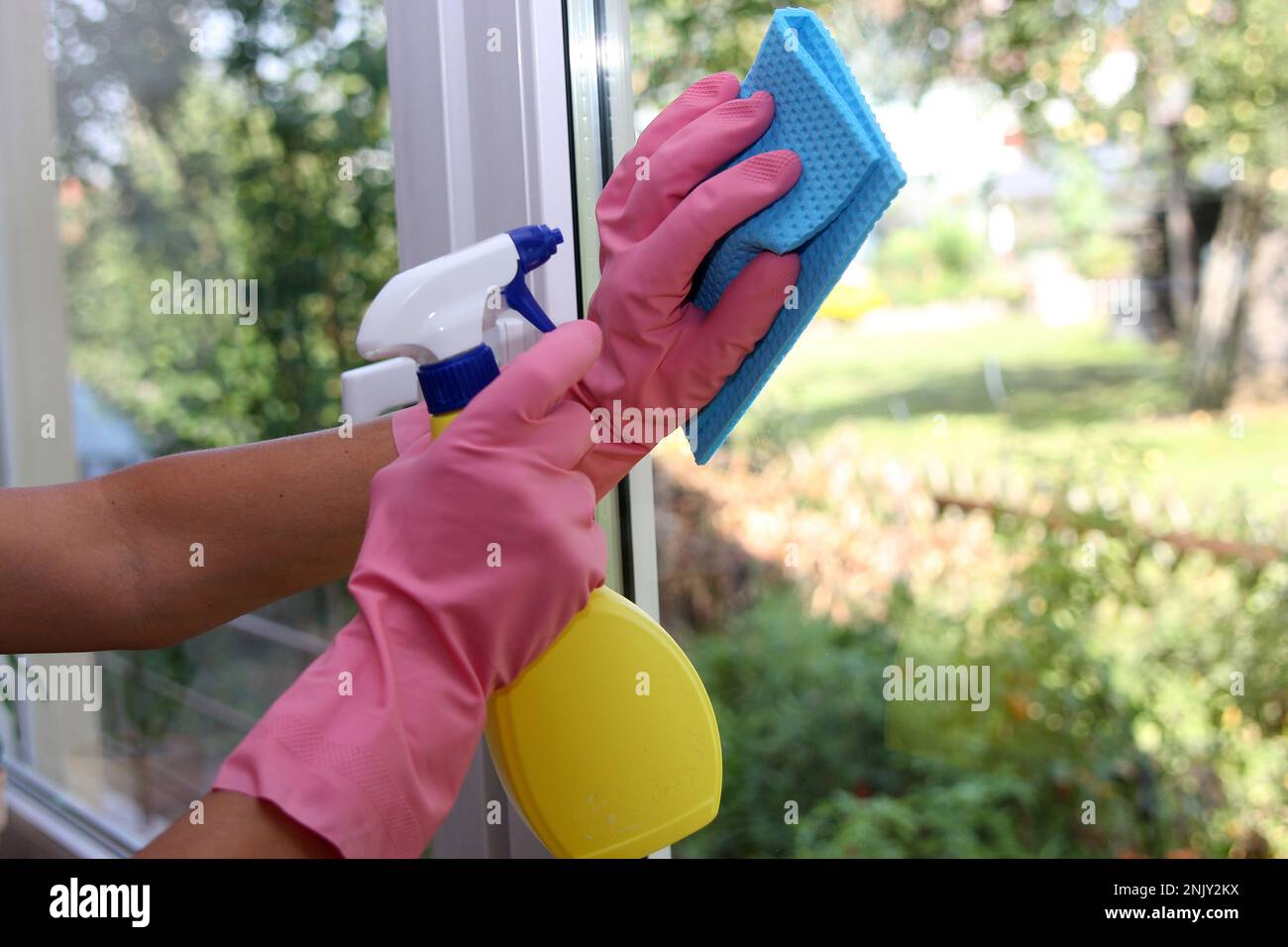 woman cleaning windows Stock Photo - Alamy
