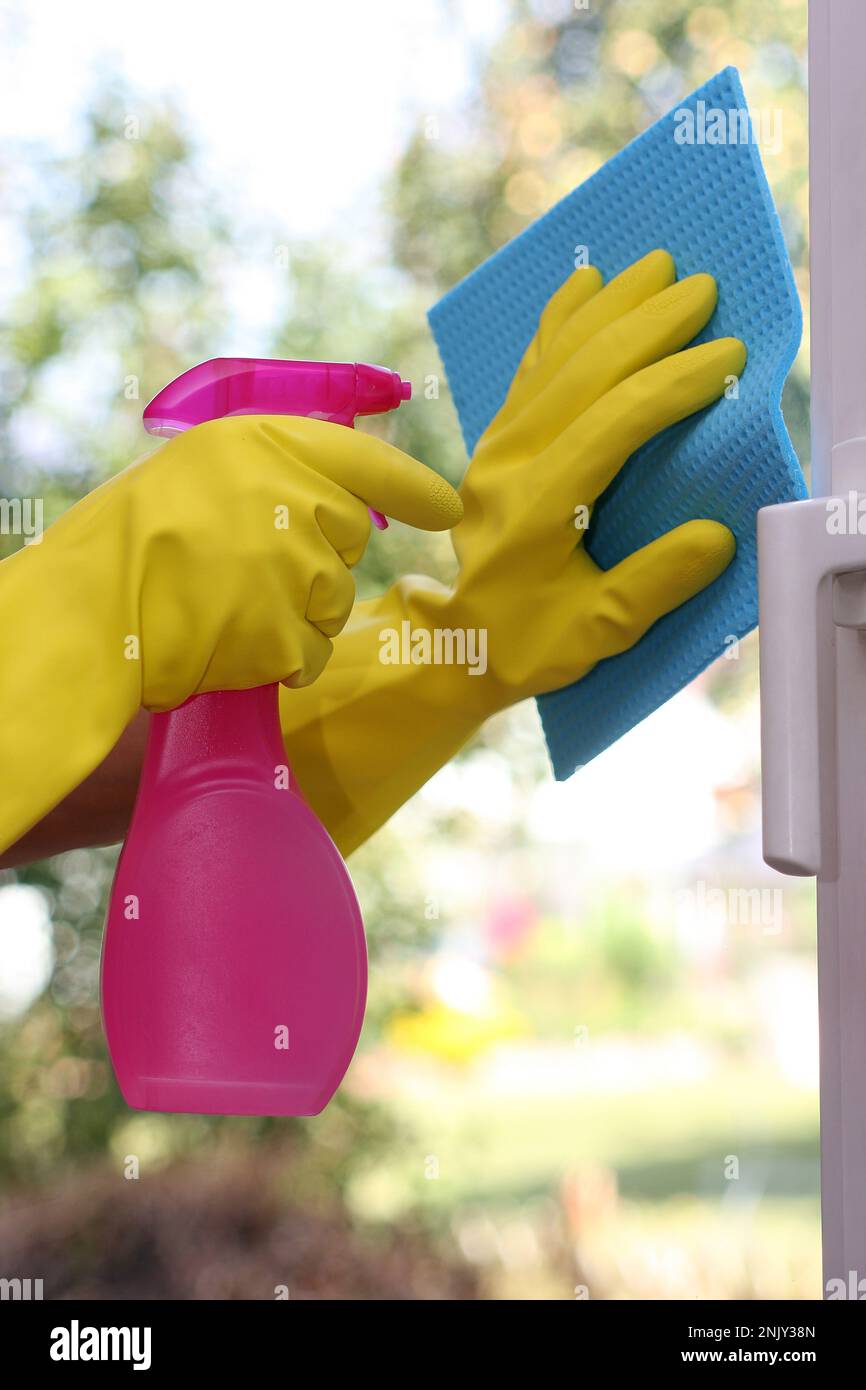 woman cleaning windows Stock Photo - Alamy