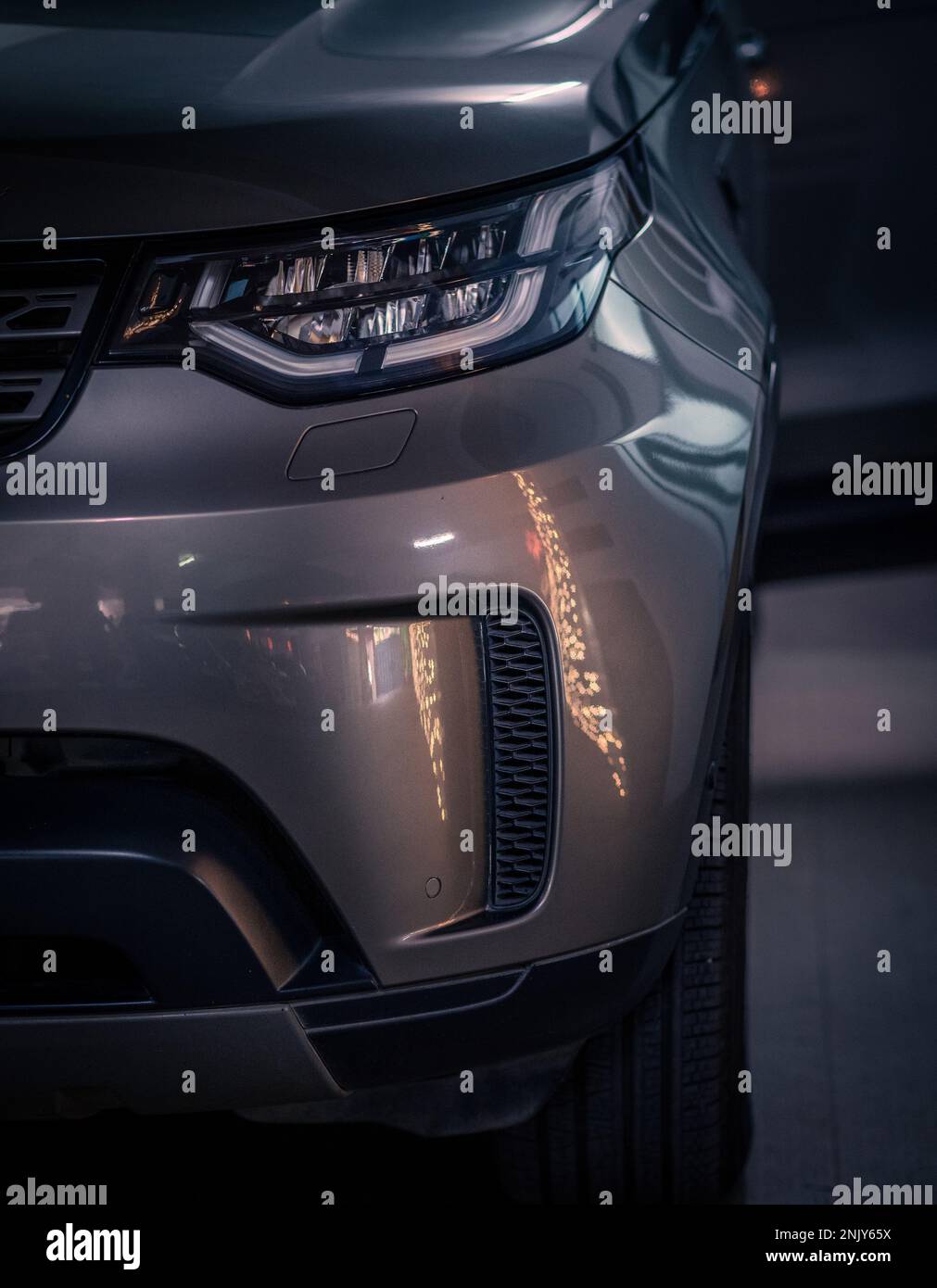 Landrover Discovery headlight Stock Photo - Alamy