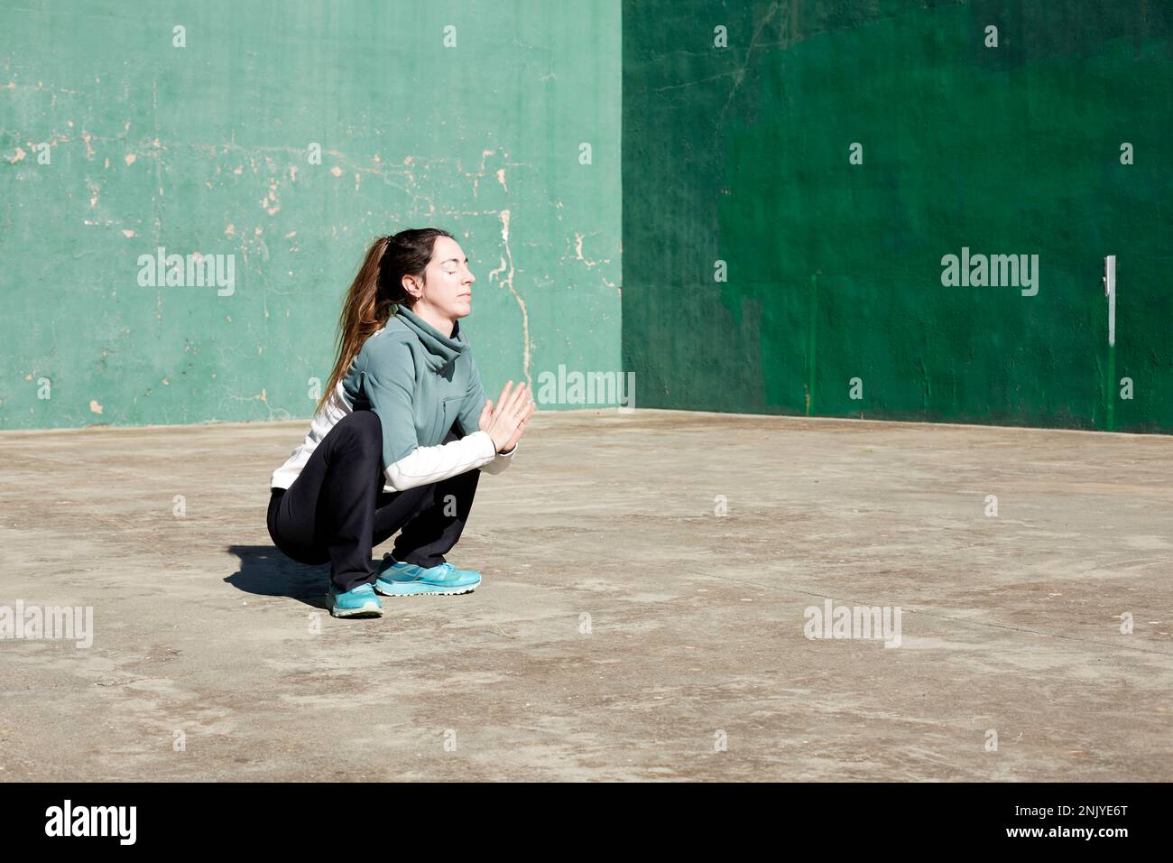 Garland pose hi-res stock photography and images - Alamy