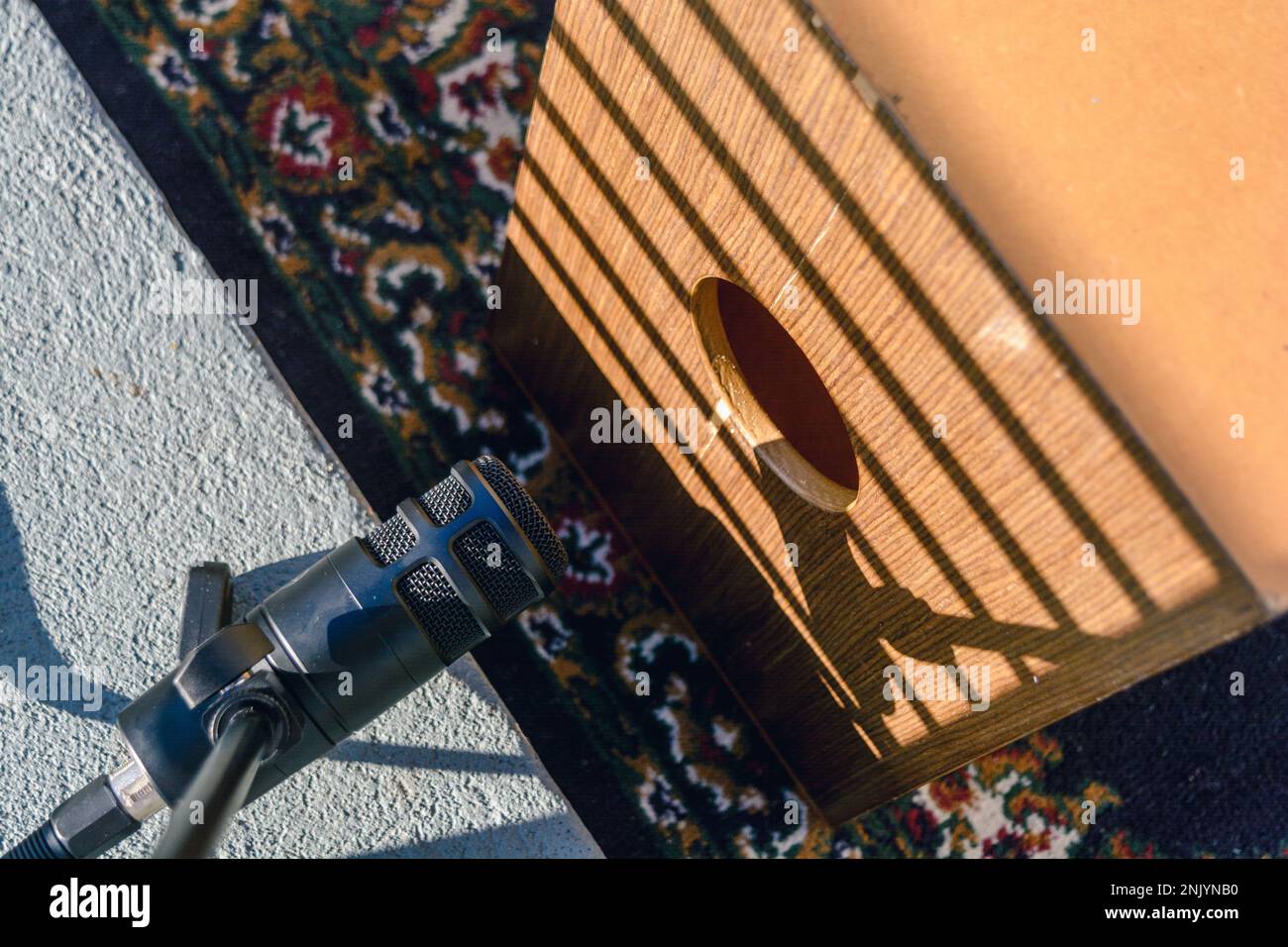 Microphone outline hi-res stock photography and images - Alamy