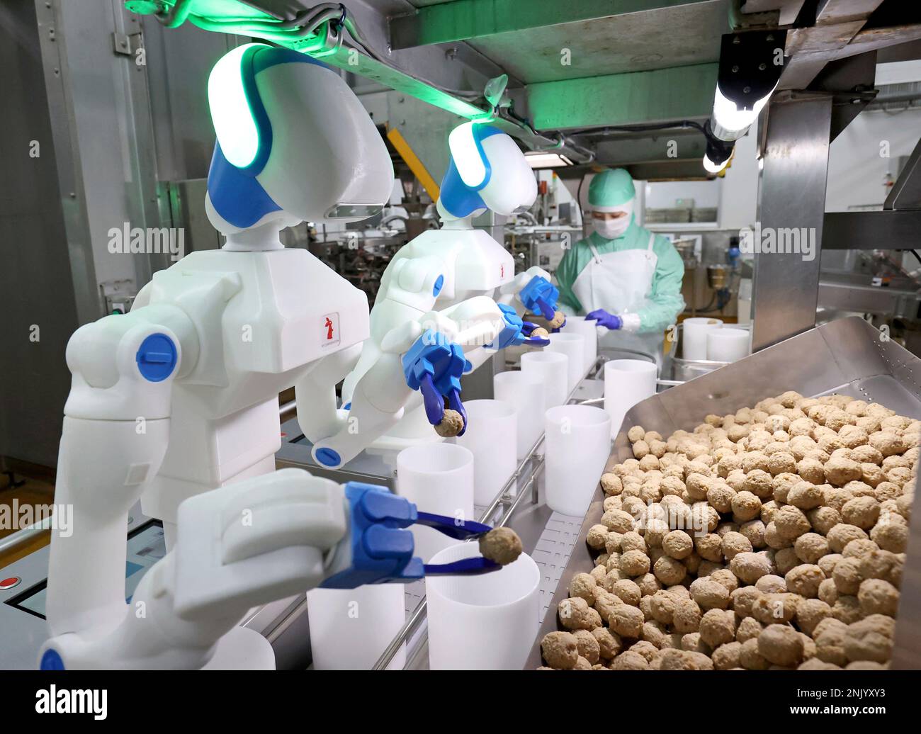 Foodly, AI robots pick up grilled chicken meatballs and put them into a ...