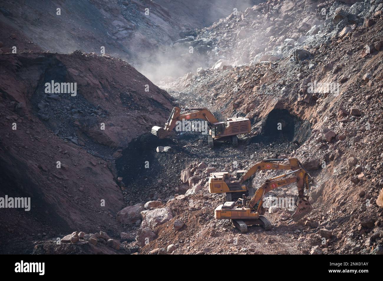 (230223) -- ALXA LEAGUE, Feb. 23, 2023 (Xinhua) -- Rescuers operate ...