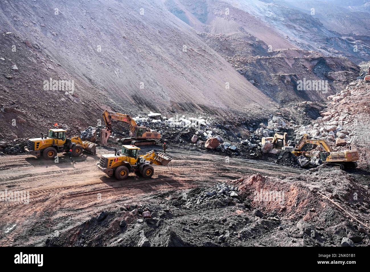(230223) -- ALXA LEAGUE, Feb. 23, 2023 (Xinhua) -- Rescuers operate ...