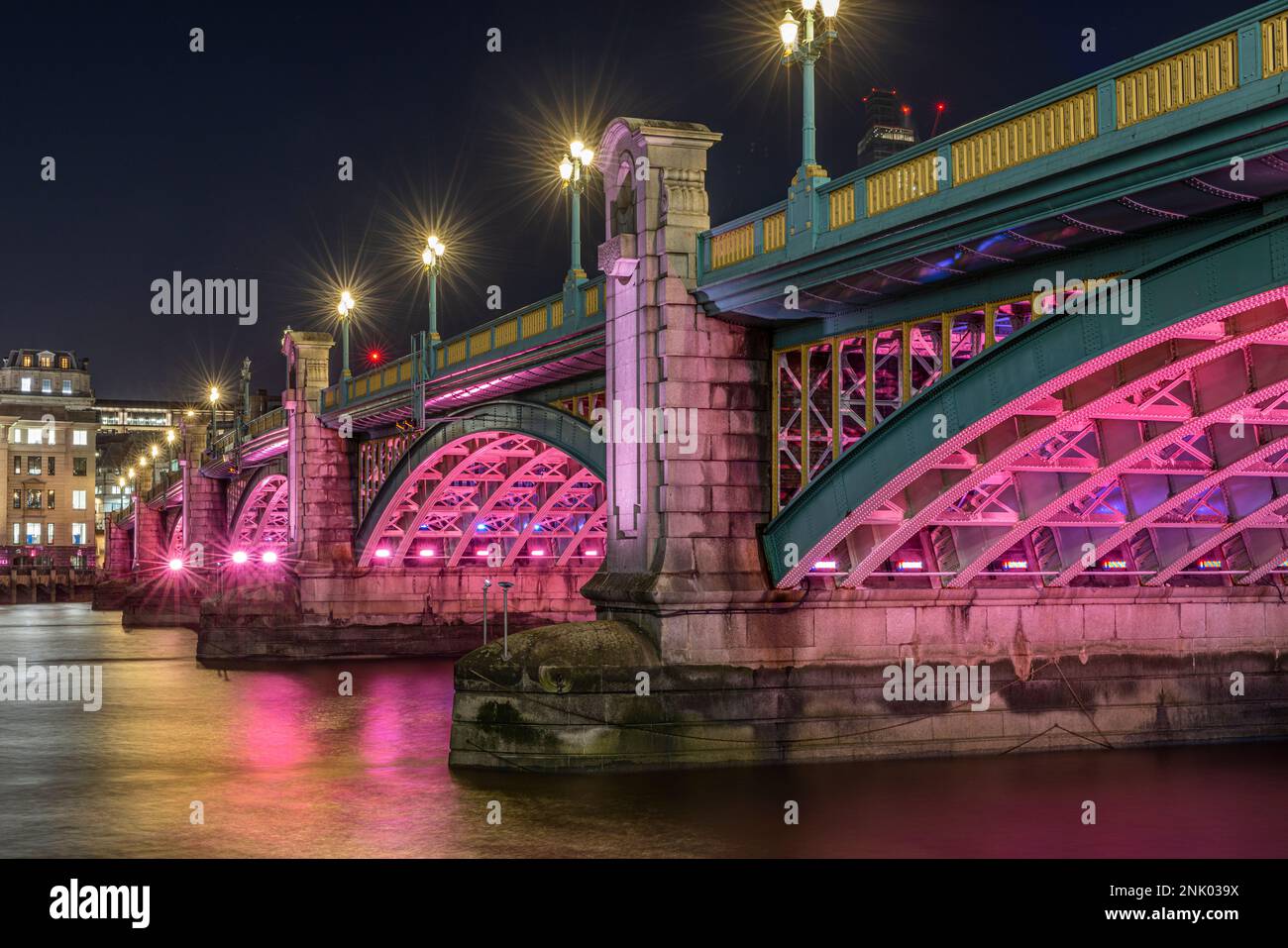 Under the arches of london bridge hi-res stock photography and images ...