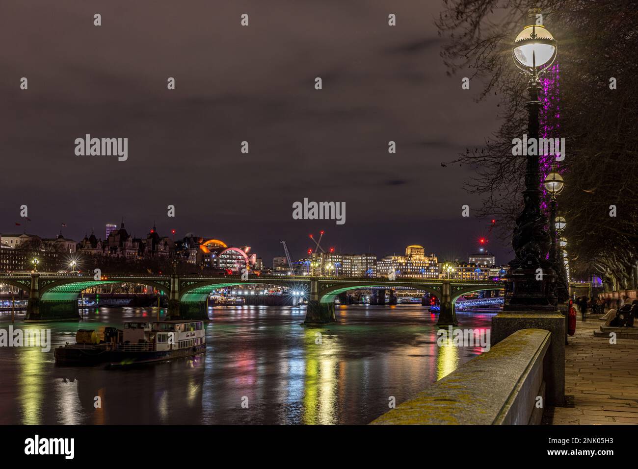 London skyline night embankment hi-res stock photography and images - Alamy