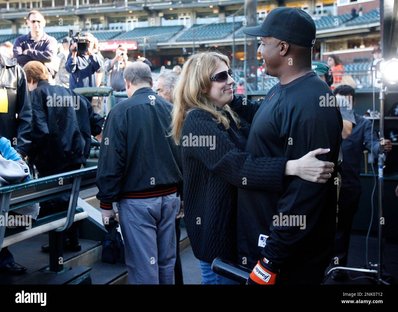GIANTS28 df 001.JPG Barry Bonds hugs Stacey Beck, wife of late ex ...